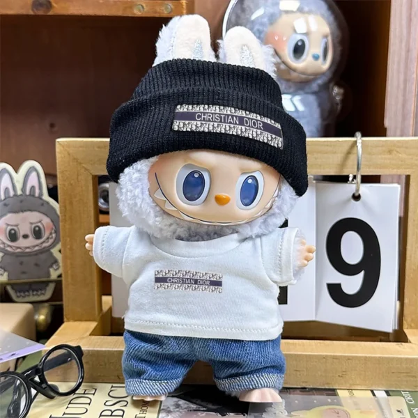 Ropa para Labubu Jean con Polo Blanco y Gorro Dior - Koko Station